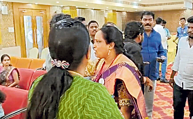 పంచకర్లపై జనసైనికుల అసహనం | Ticket War Between TDP And Janasena Pendurthi constituency | Sakshi